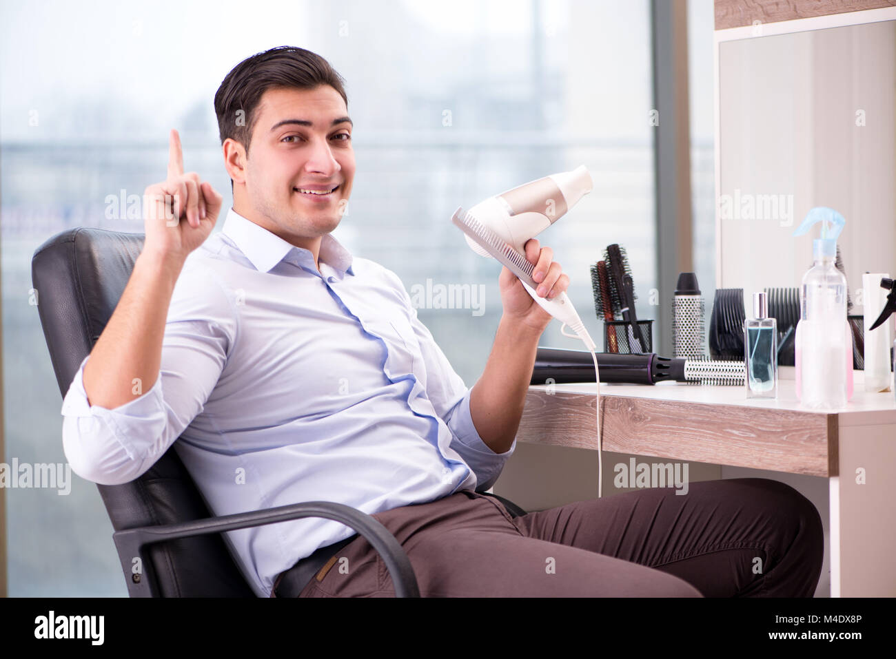 Handsome man in beauty salon Stock Photo - Alamy
