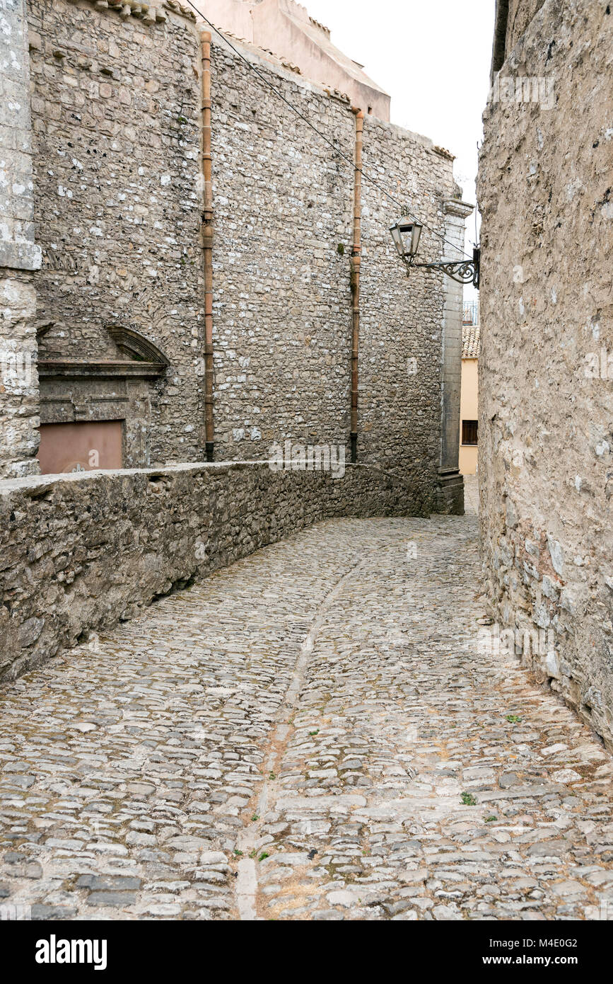 Small alleyway seen in Erice, Sicily Stock Photo - Alamy