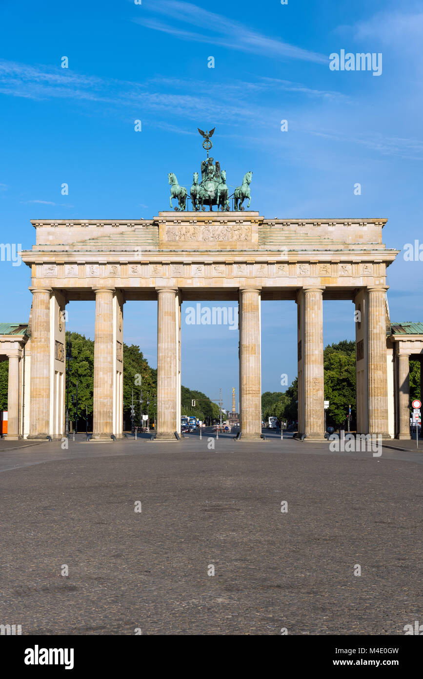 Quadriga on the brandenburger tor hi-res stock photography and images ...