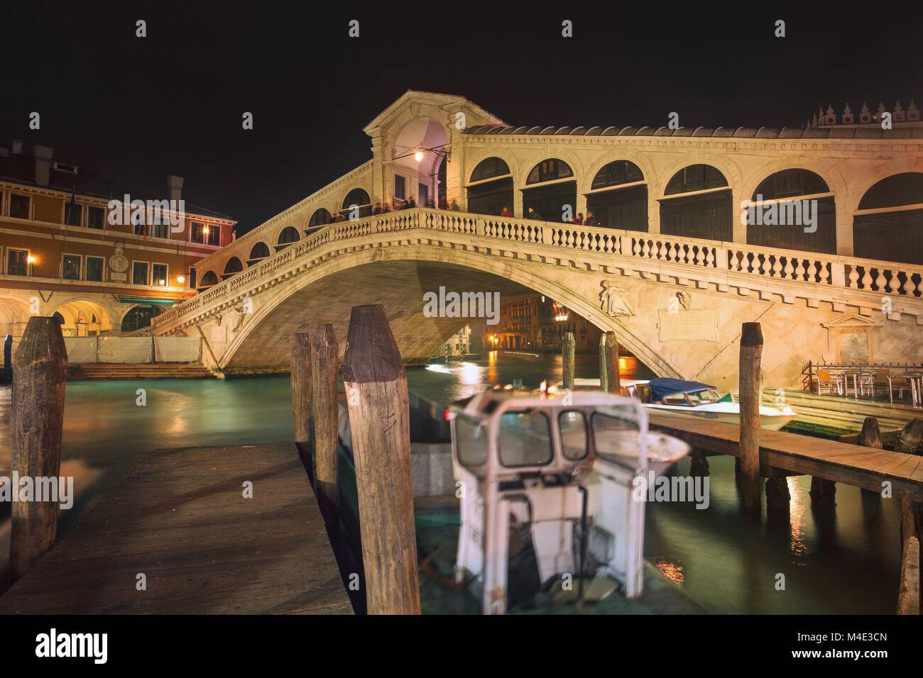 Famous Rialto bridge in Venice Stock Photo - Alamy