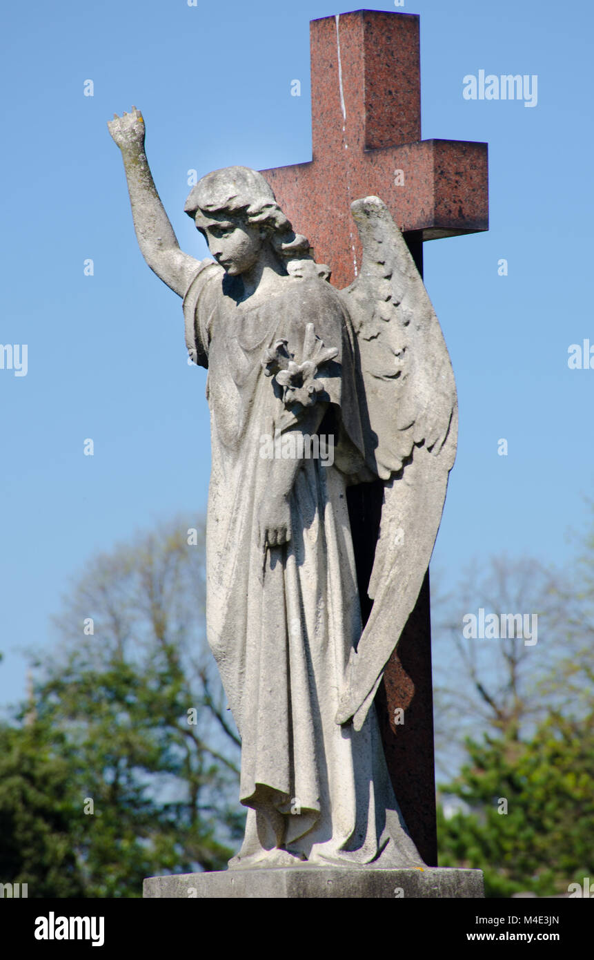Angel with the cross statue sculpture hi-res stock photography and ...