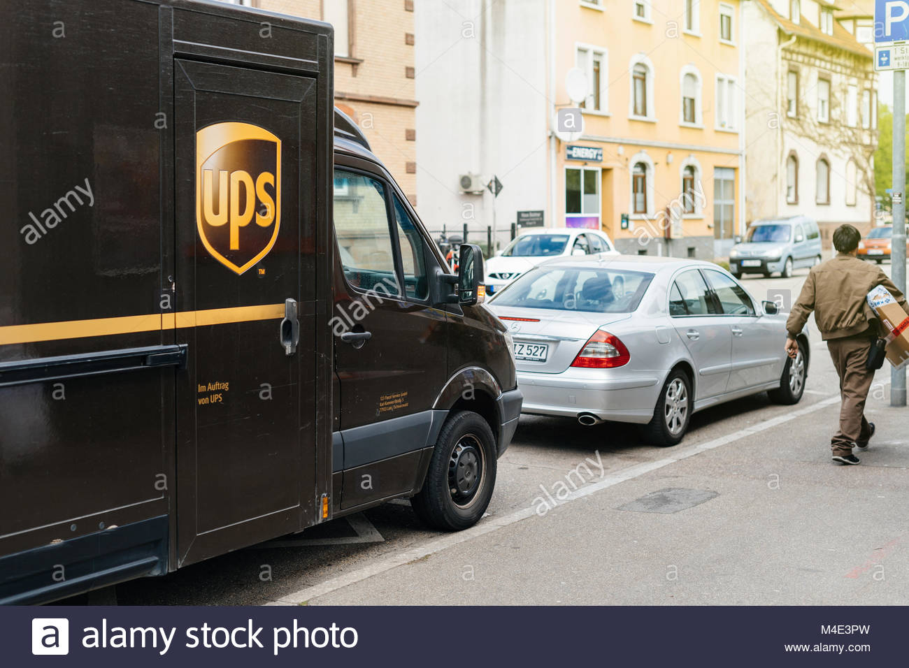 Ups Delivery Courier Stock Photos & Ups Delivery Courier Stock Images ...