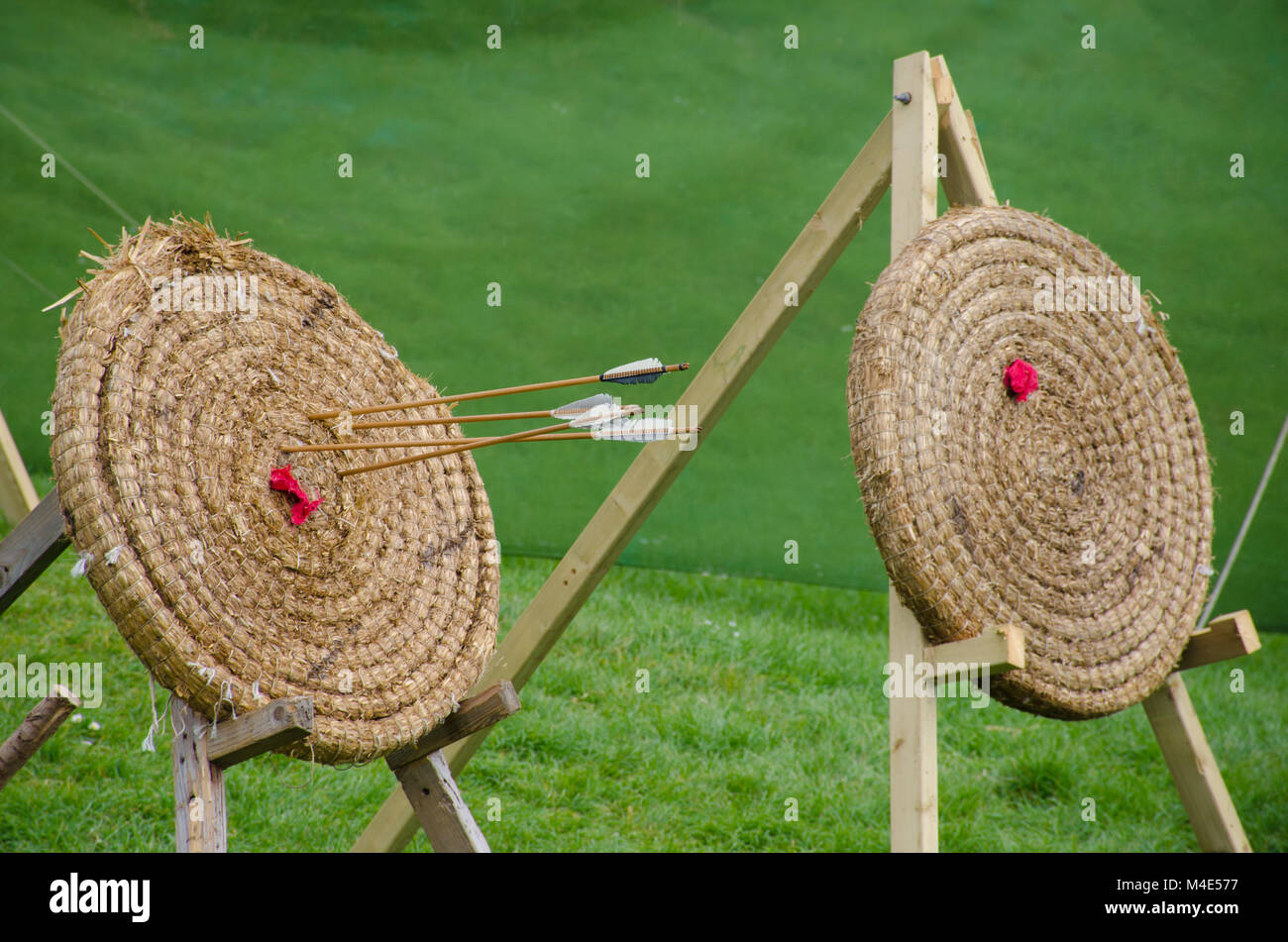 Target with arrows hi-res stock photography and images - Alamy