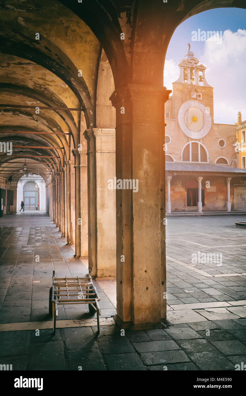 The arcade near the fish market in Venice Stock Photo - Alamy