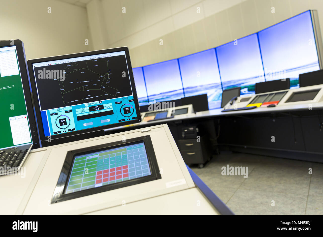 Radar screen airport hi-res stock photography and images - Alamy