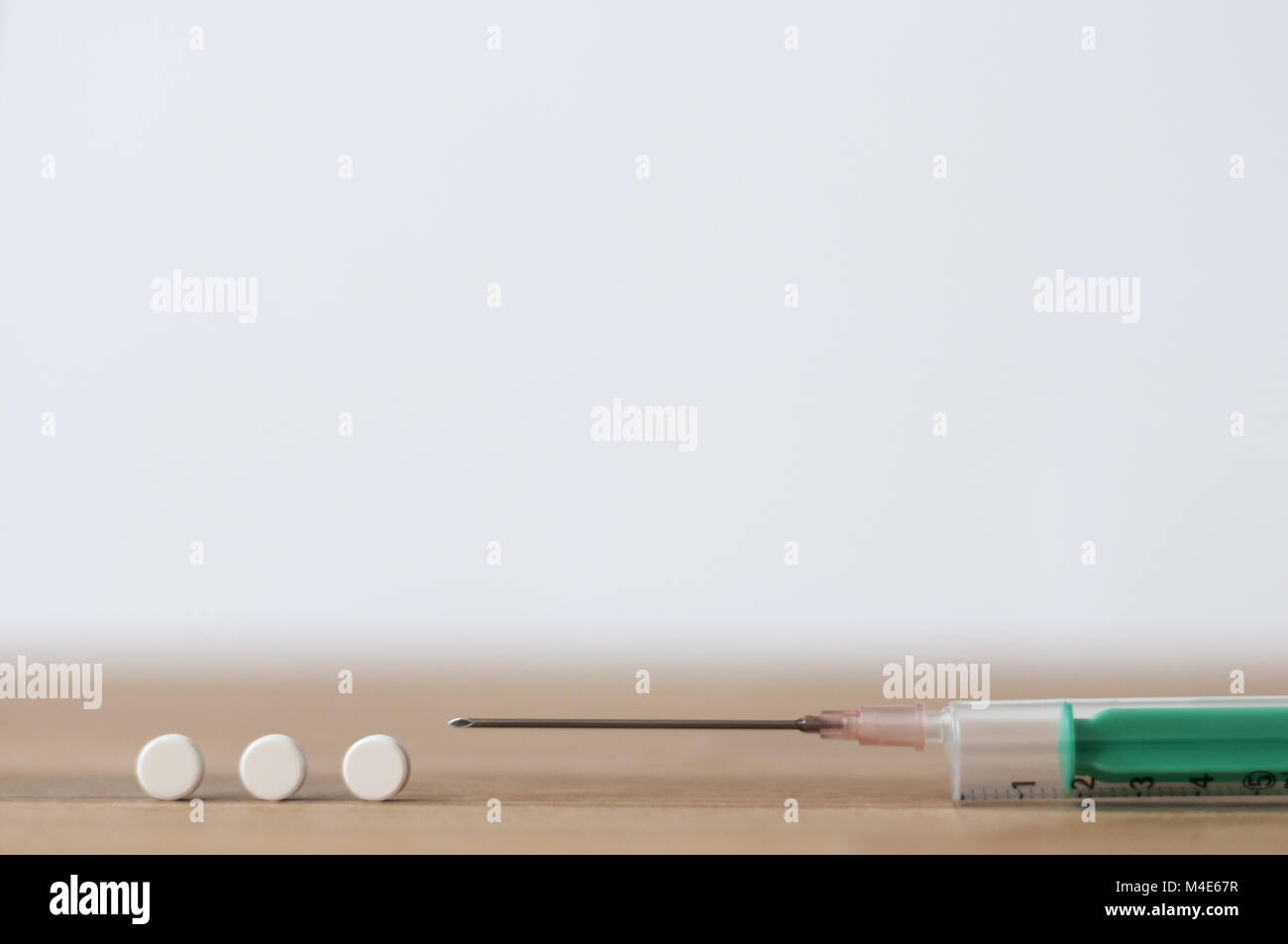 Tablets and syringe Stock Photo - Alamy