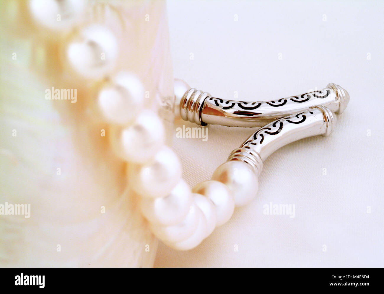 White outh seas pinctada pearls necklace with white gold lock Stock ...