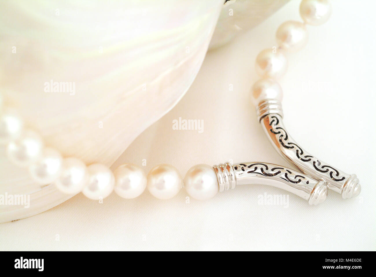 White south seas pinctada pearls necklace a sea shell Stock Photo - Alamy