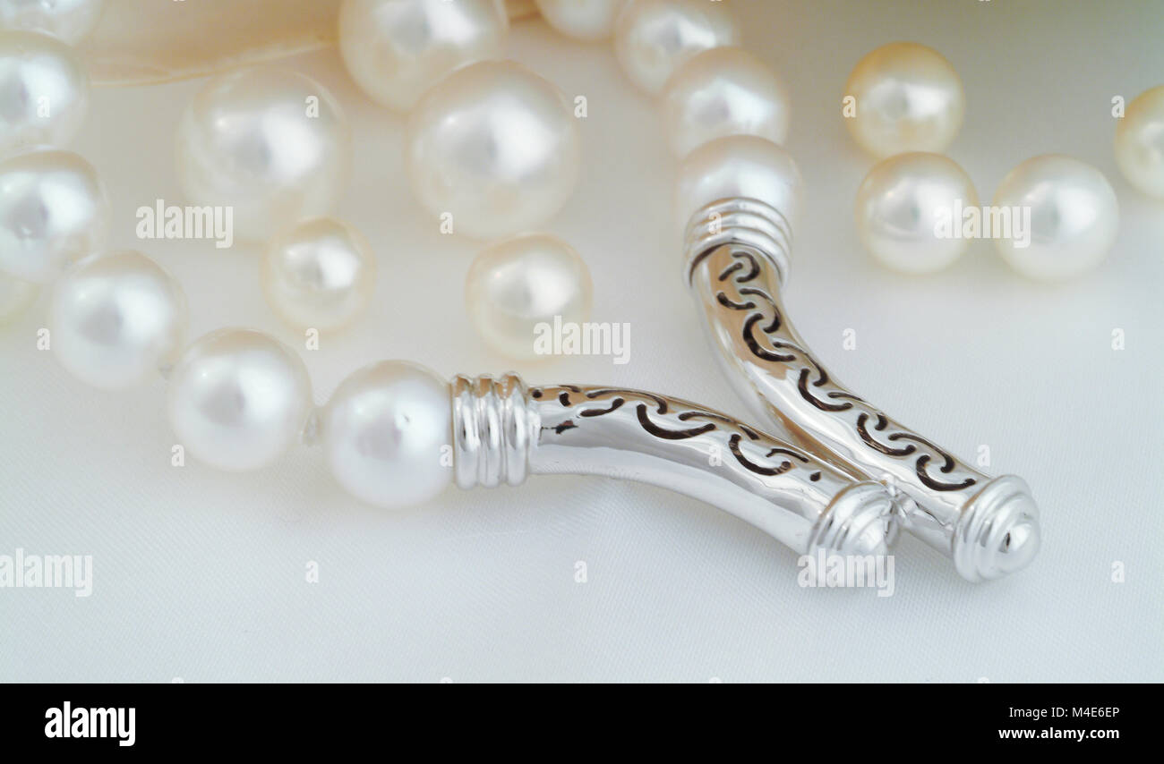 White outh seas pinctada pearls necklace with white gold lock Stock ...