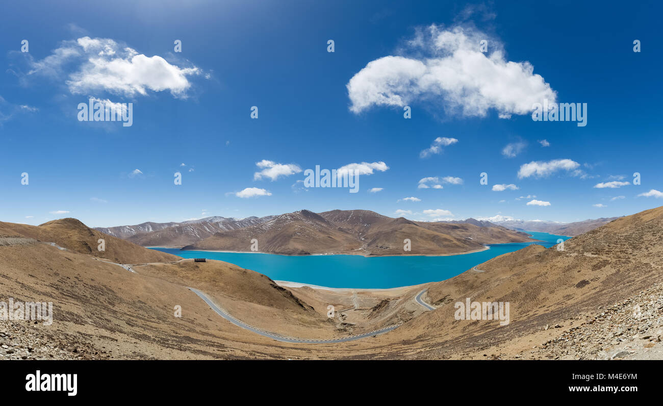 tibet holy lake yamdrok panorama Stock Photo - Alamy