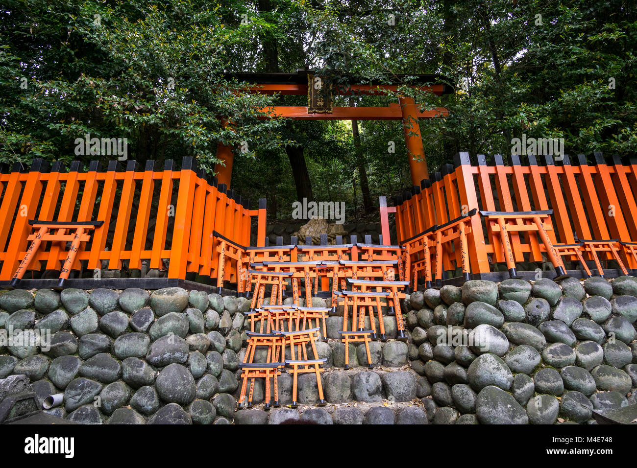fushimi inari shinto shrine Stock Photo - Alamy