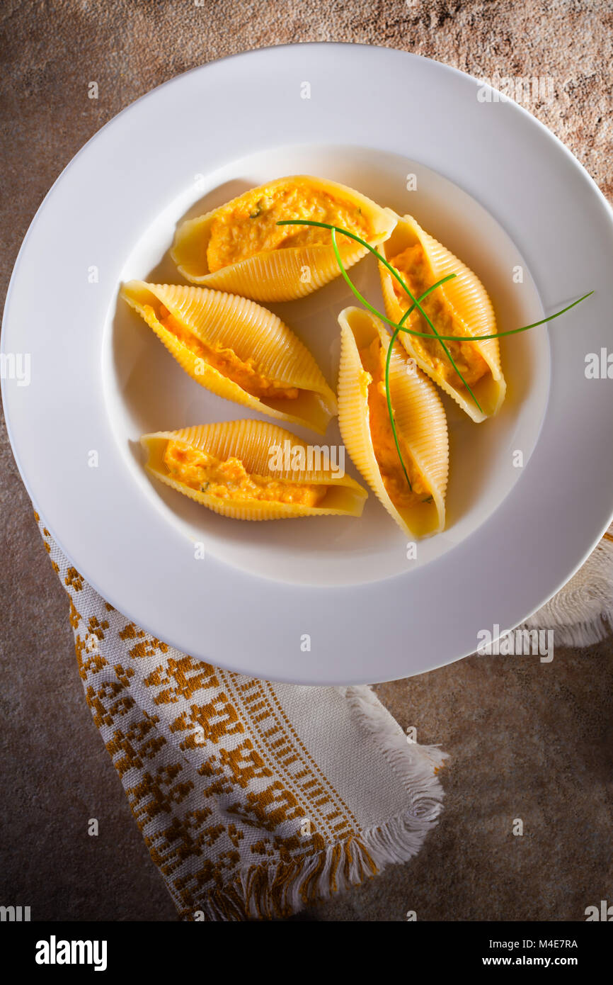 Onion shells hi-res stock photography and images - Alamy