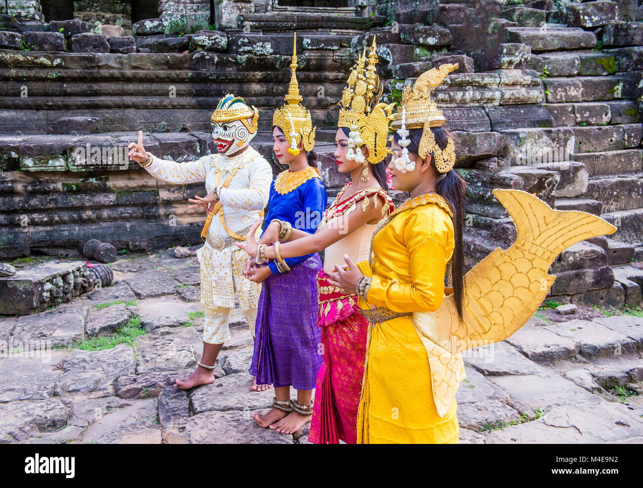 Khmer traditional dancers in costume at angkor wat temple hi-res stock ...
