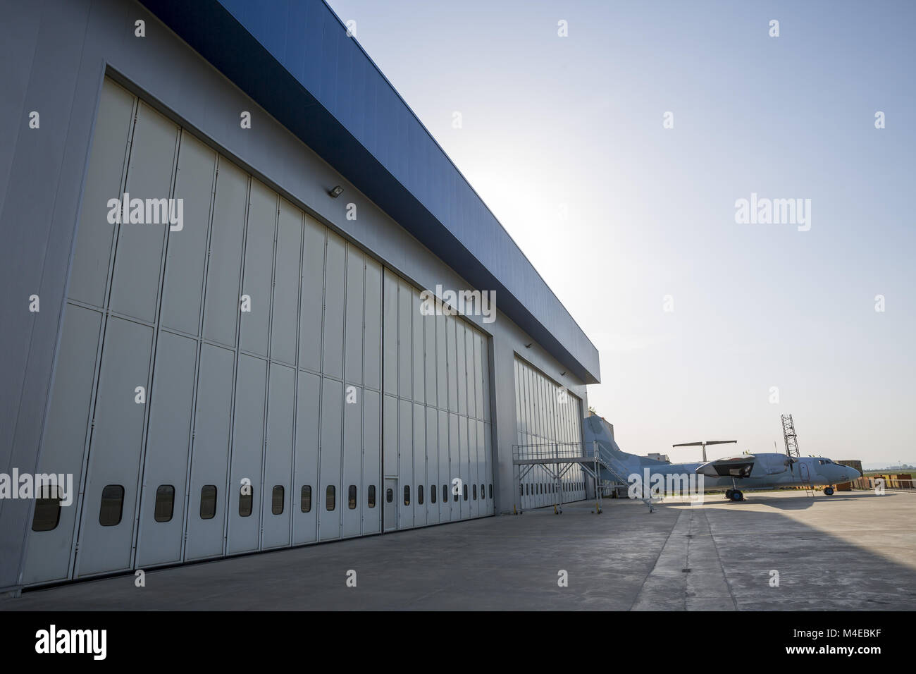 Airport hangar from the outside Stock Photo - Alamy
