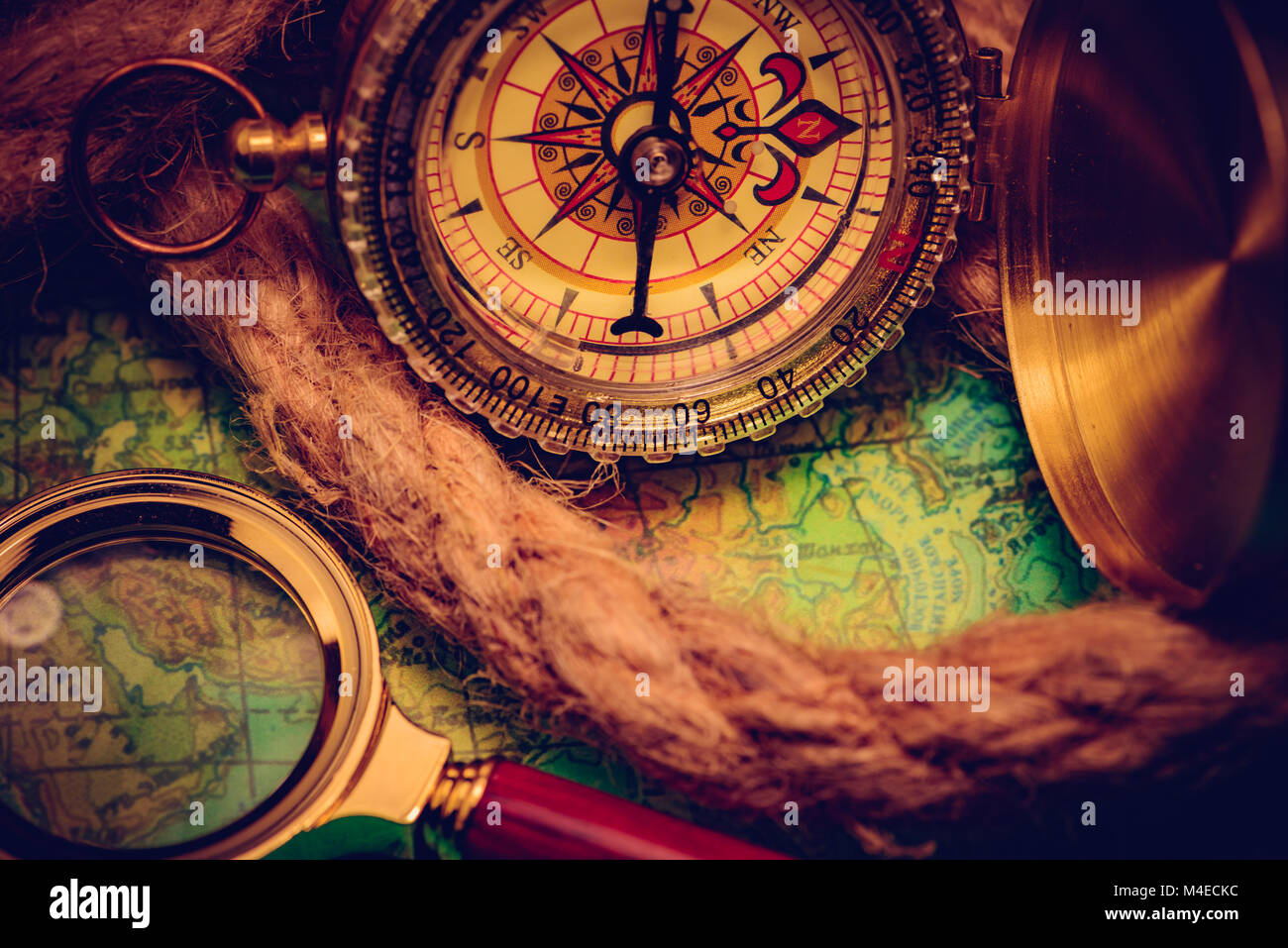 Vintage compass with rope Stock Photo - Alamy