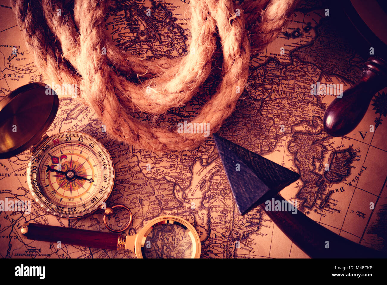 Compass and rope hi-res stock photography and images - Alamy