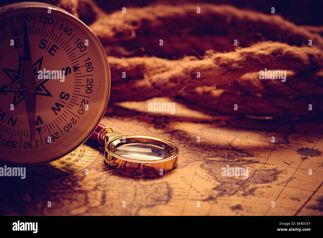 Vintage compass with rope Stock Photo - Alamy