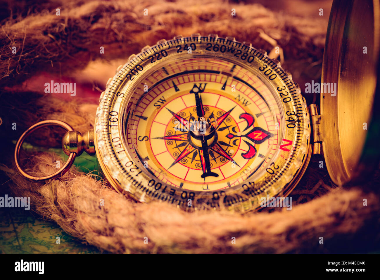 Vintage compass with rope Stock Photo - Alamy