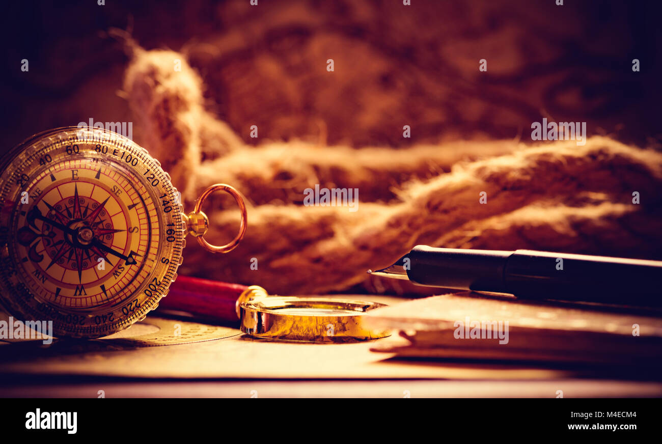 Vintage compass with rope Stock Photo - Alamy