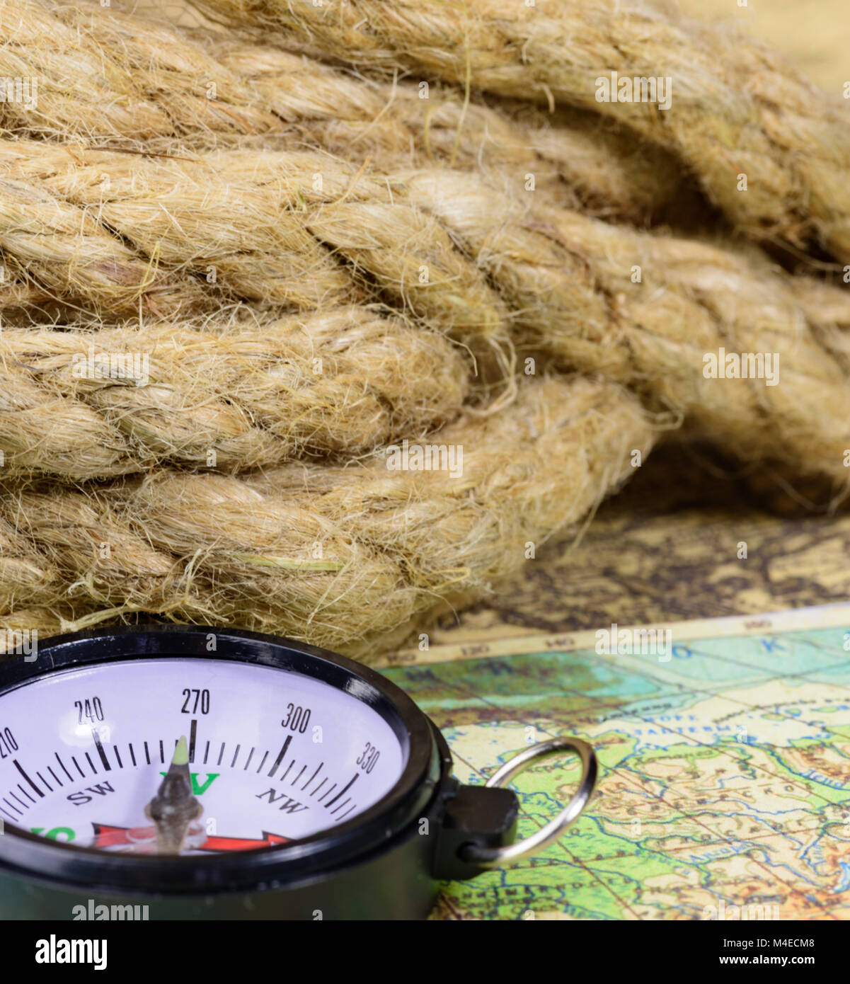Vintage compass with rope Stock Photo - Alamy