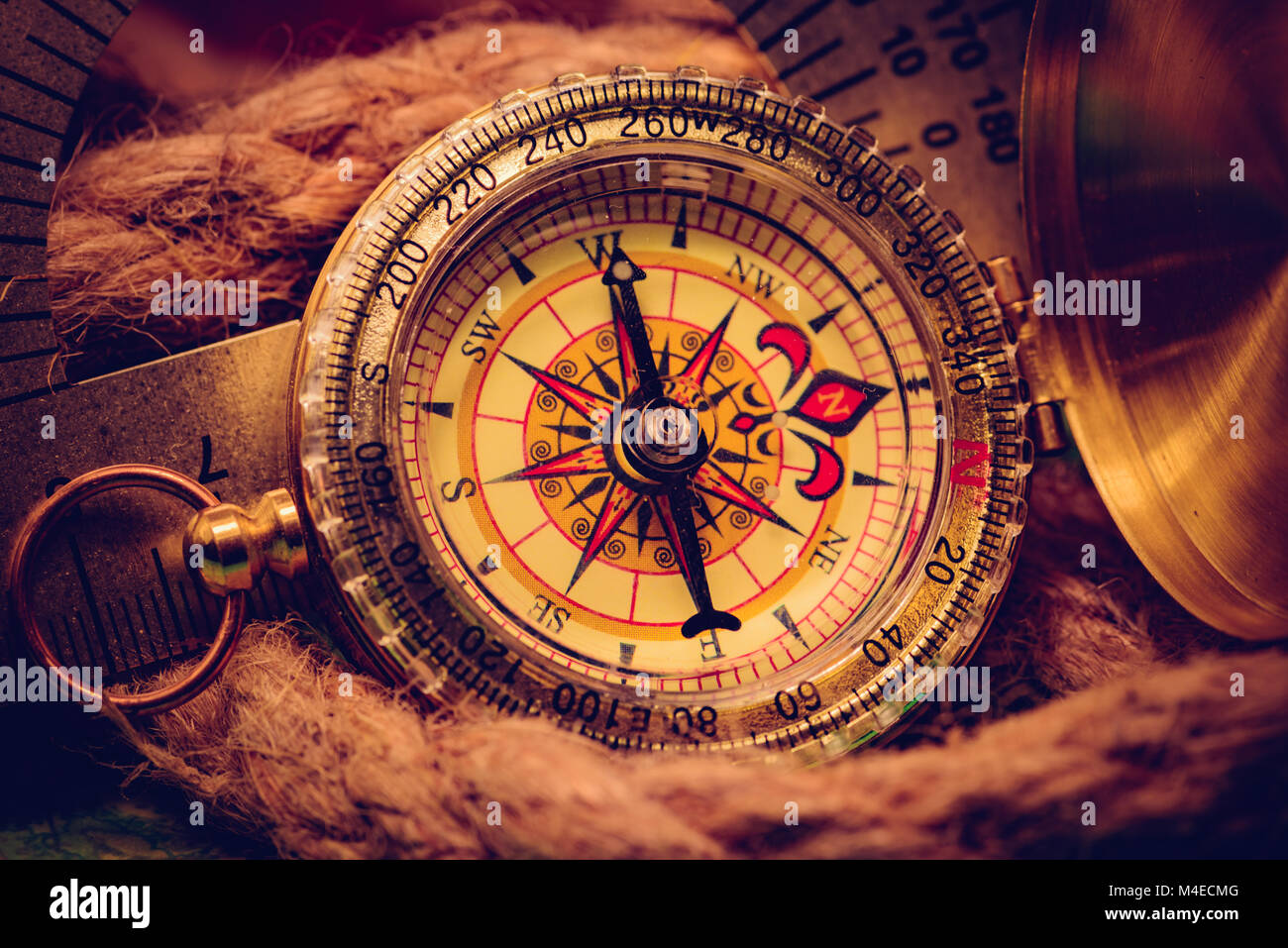 Vintage compass with rope Stock Photo - Alamy