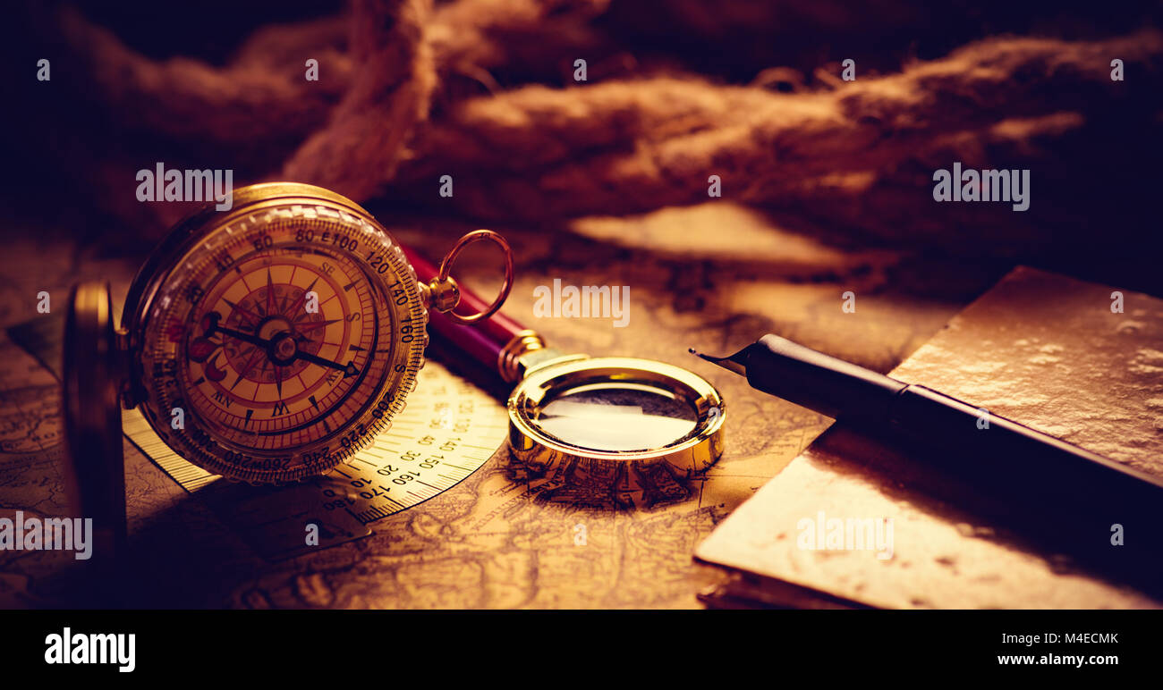 Vintage compass with rope Stock Photo - Alamy