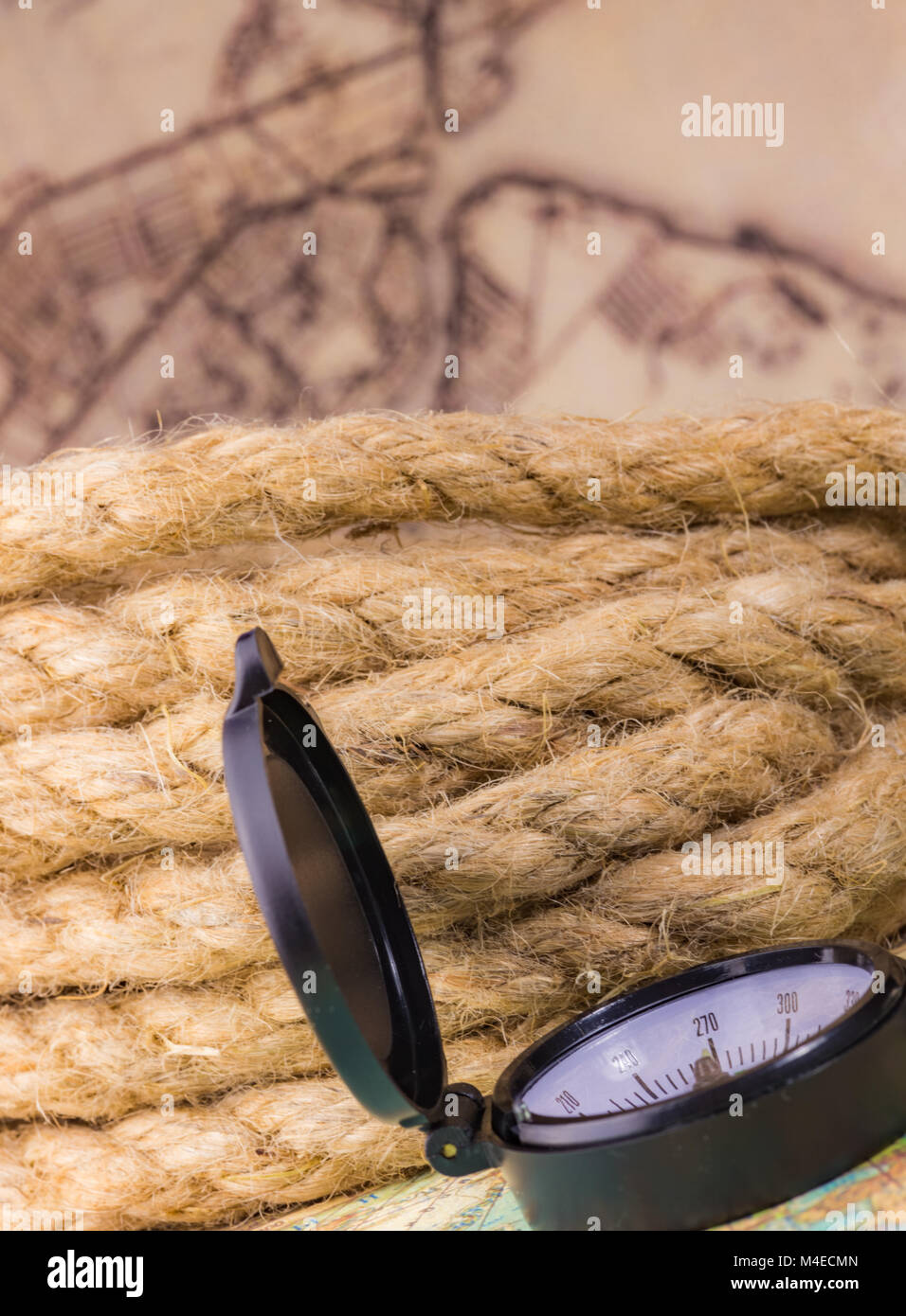 Compass and rope hi-res stock photography and images - Alamy