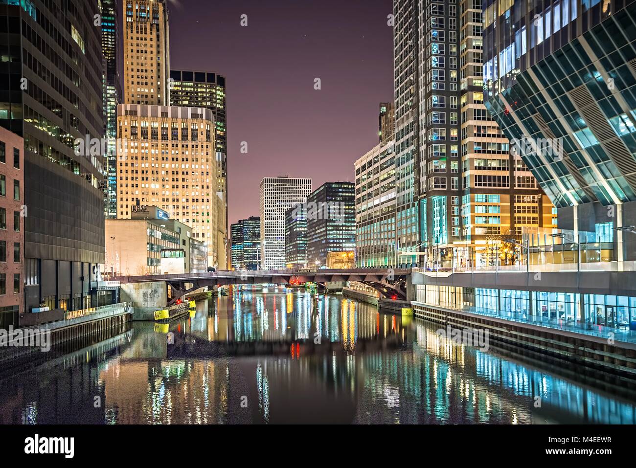 Chicago city night time skyscrapers hi-res stock photography and images ...