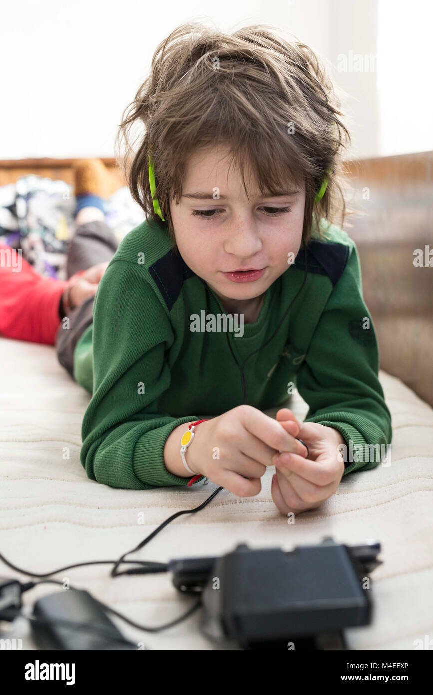 Boys and computer games hi-res stock photography and images - Alamy