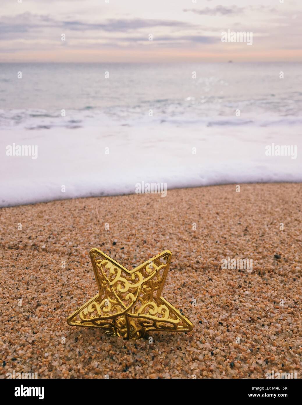 Star shape ornament on the beach Stock Photo - Alamy