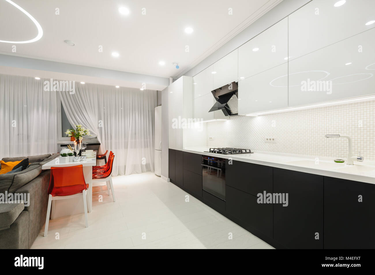 Modern white kitchen and dining room Stock Photo - Alamy