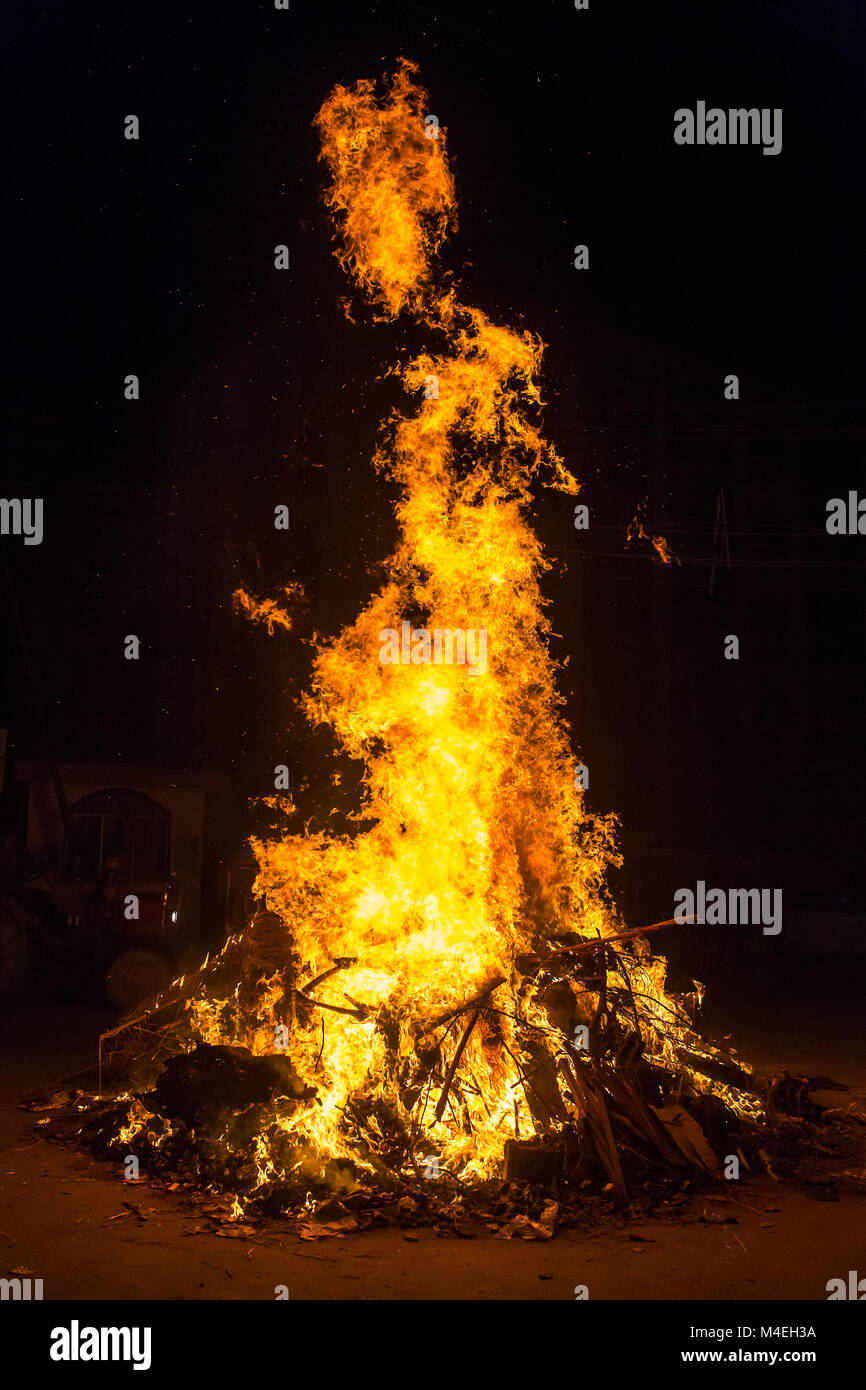 Close up of big fire with red and yellow flames Stock Photo - Alamy