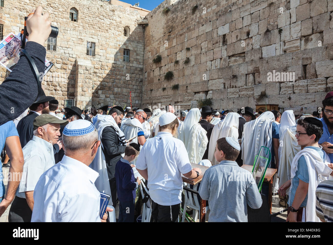 Crowd of faithful Jews Stock Photo - Alamy