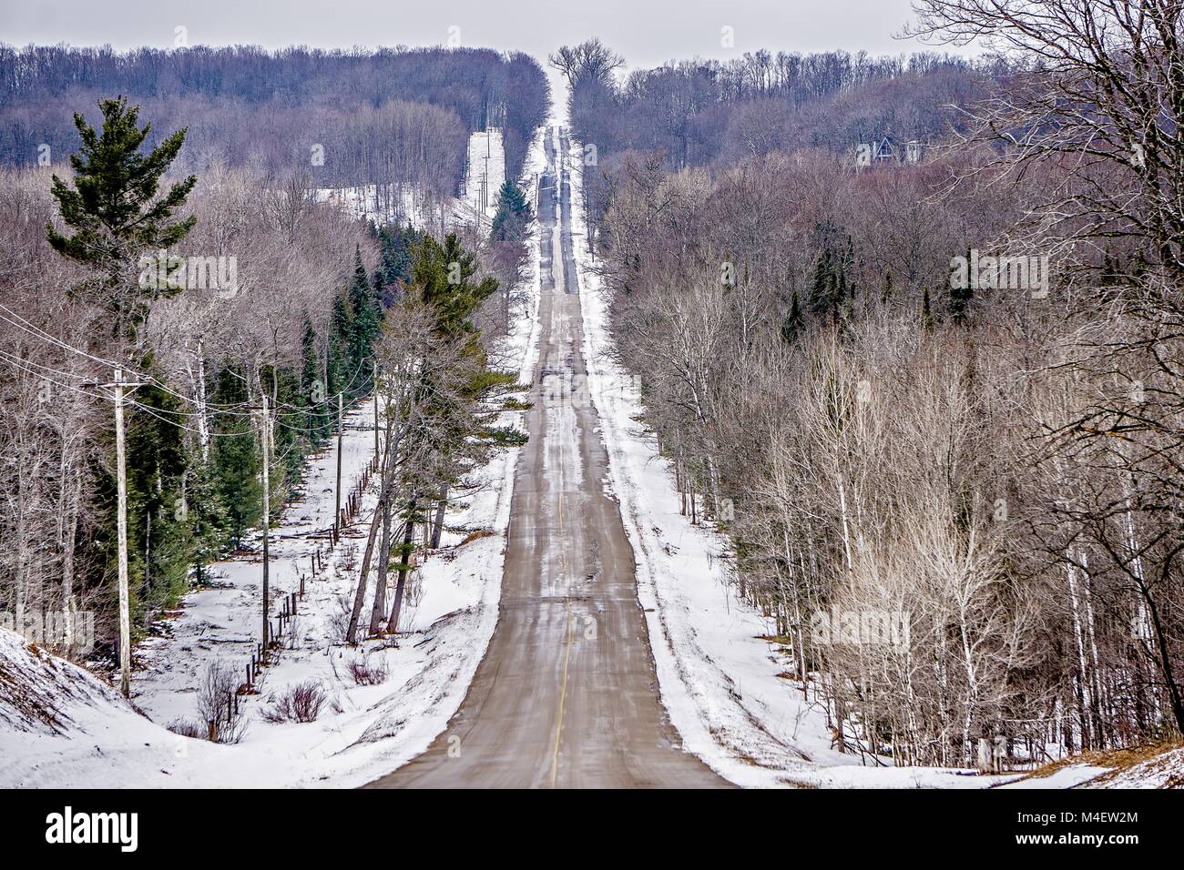 roadside trees and farms in michigan during winter Stock Photo - Alamy