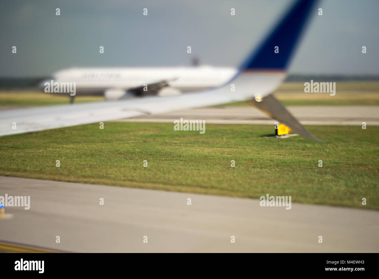 airplanes and transportation scenes on the tarmac Stock Photo - Alamy