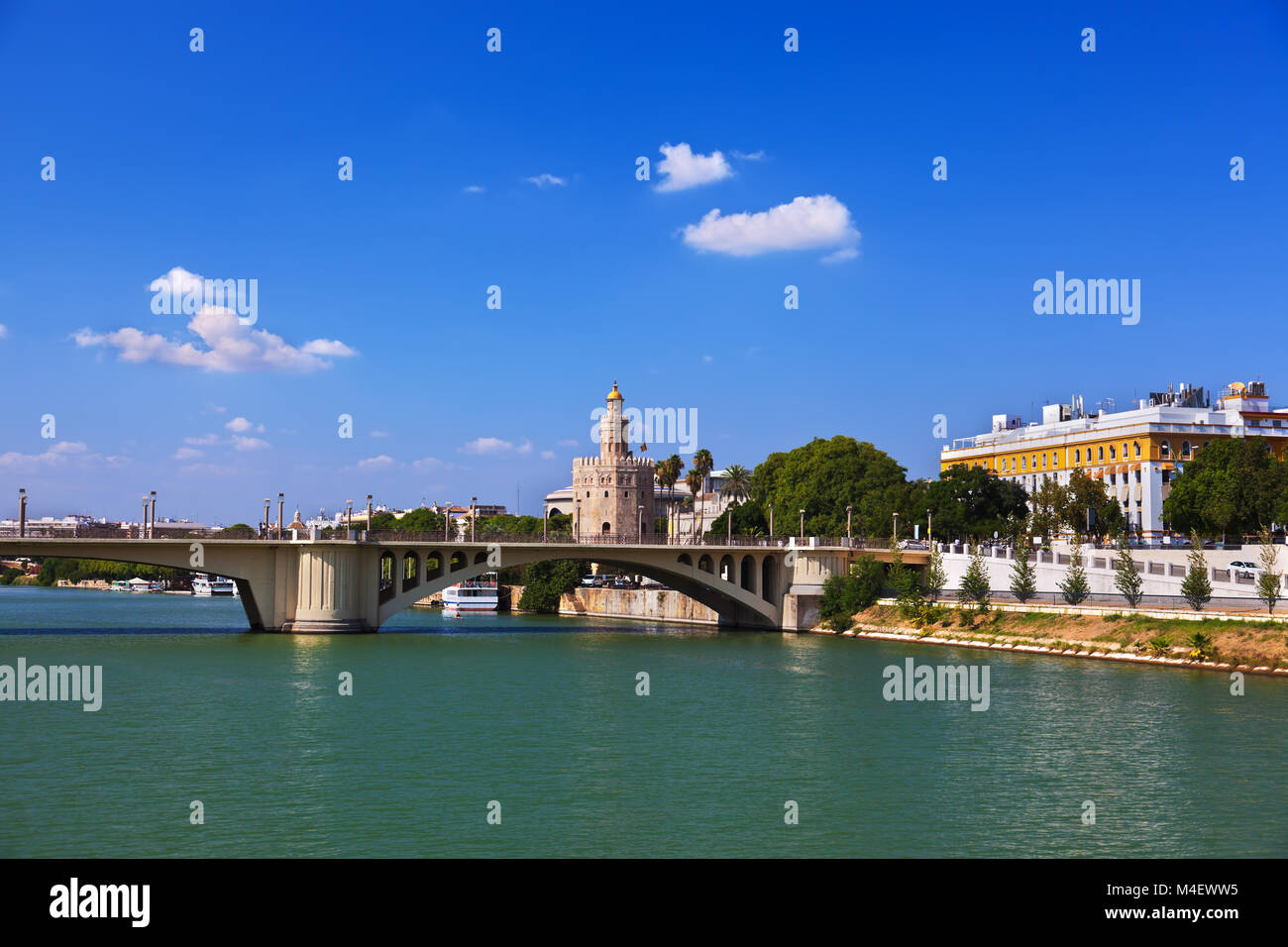 Gold tower bridge hi-res stock photography and images - Alamy