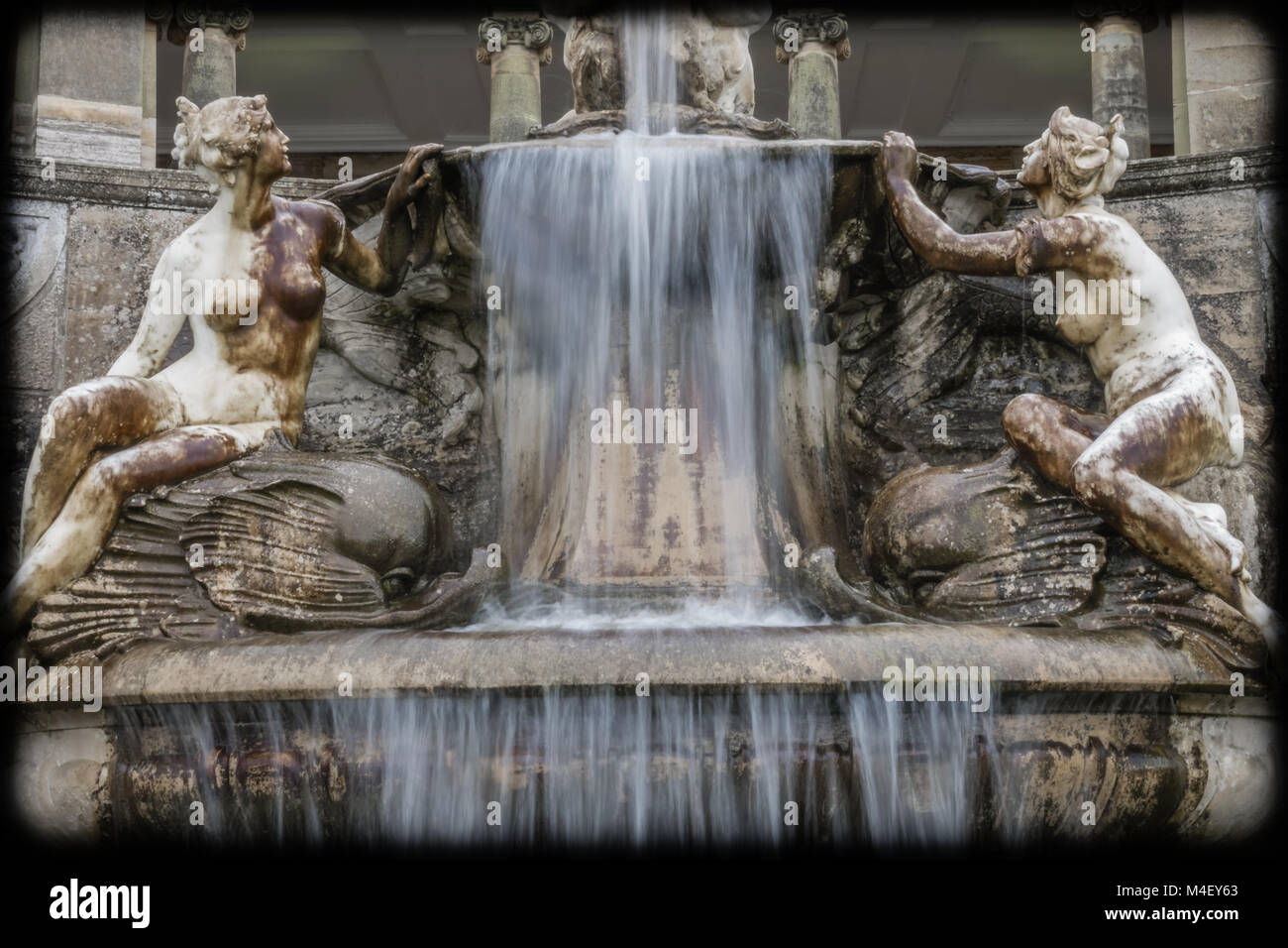 Hever castle statues hi-res stock photography and images - Alamy