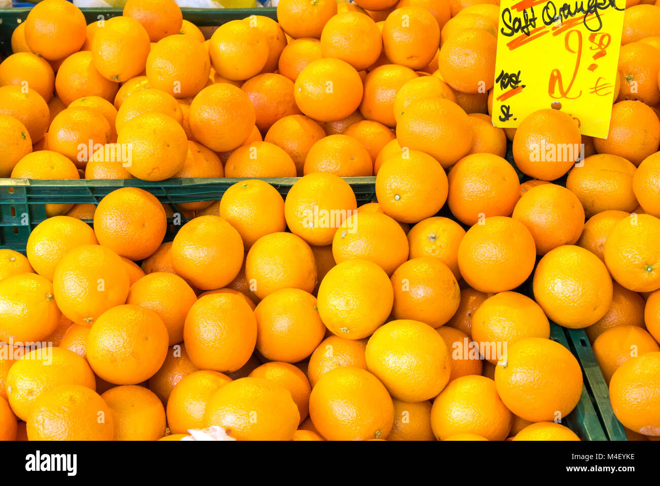 Oranges for sale at the fruit market Stock Photo - Alamy
