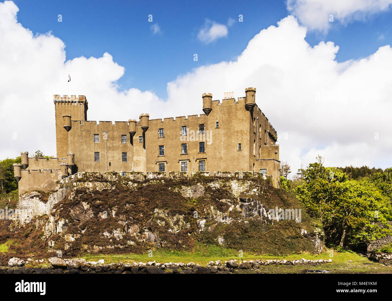 Dunvegan castle garden hi-res stock photography and images - Alamy