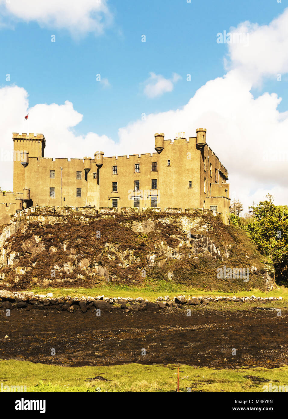Dunvegan castle clan macleod isle hi-res stock photography and images ...