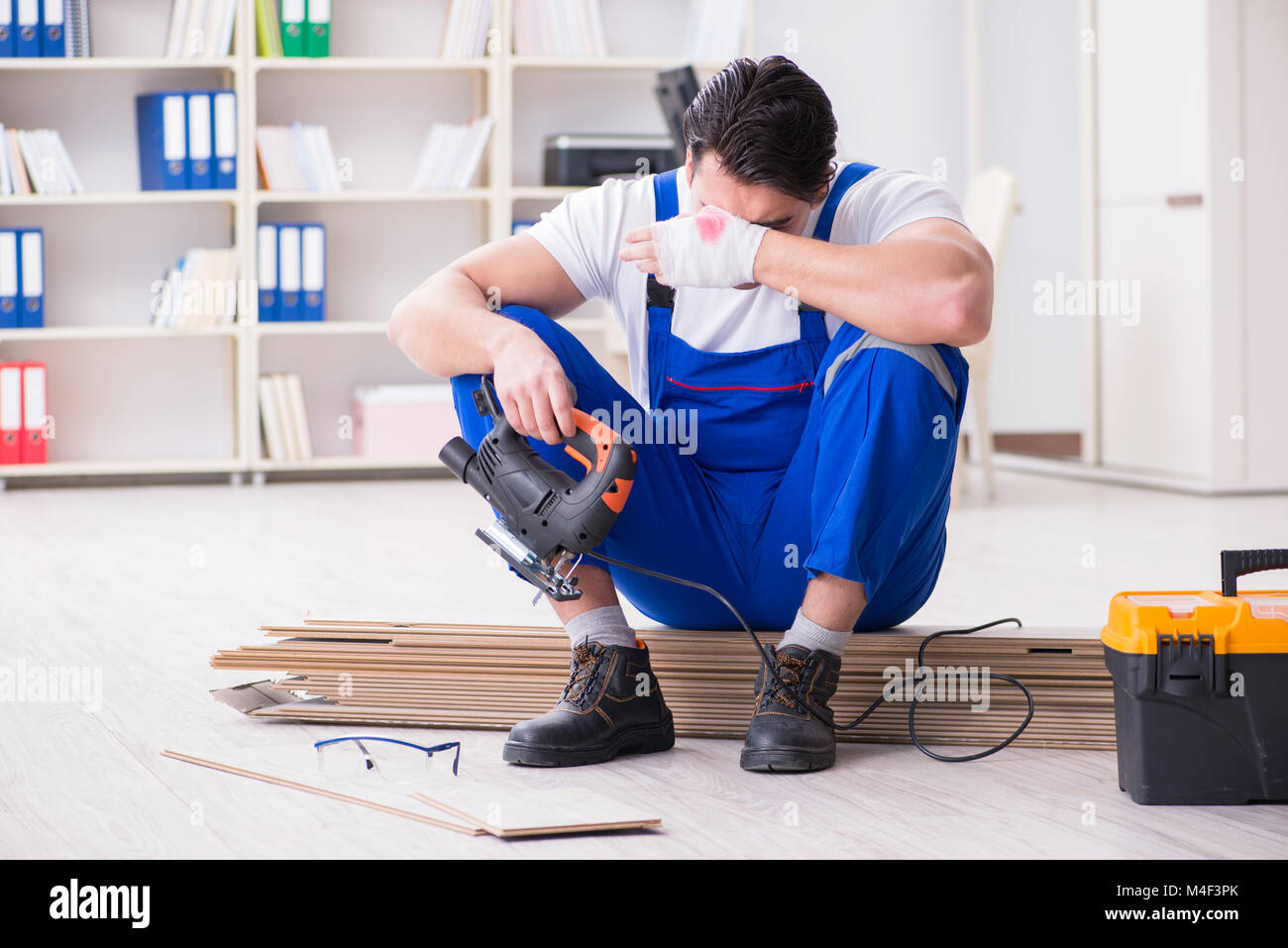 Young worker working on floor laminate tiles Stock Photo - Alamy