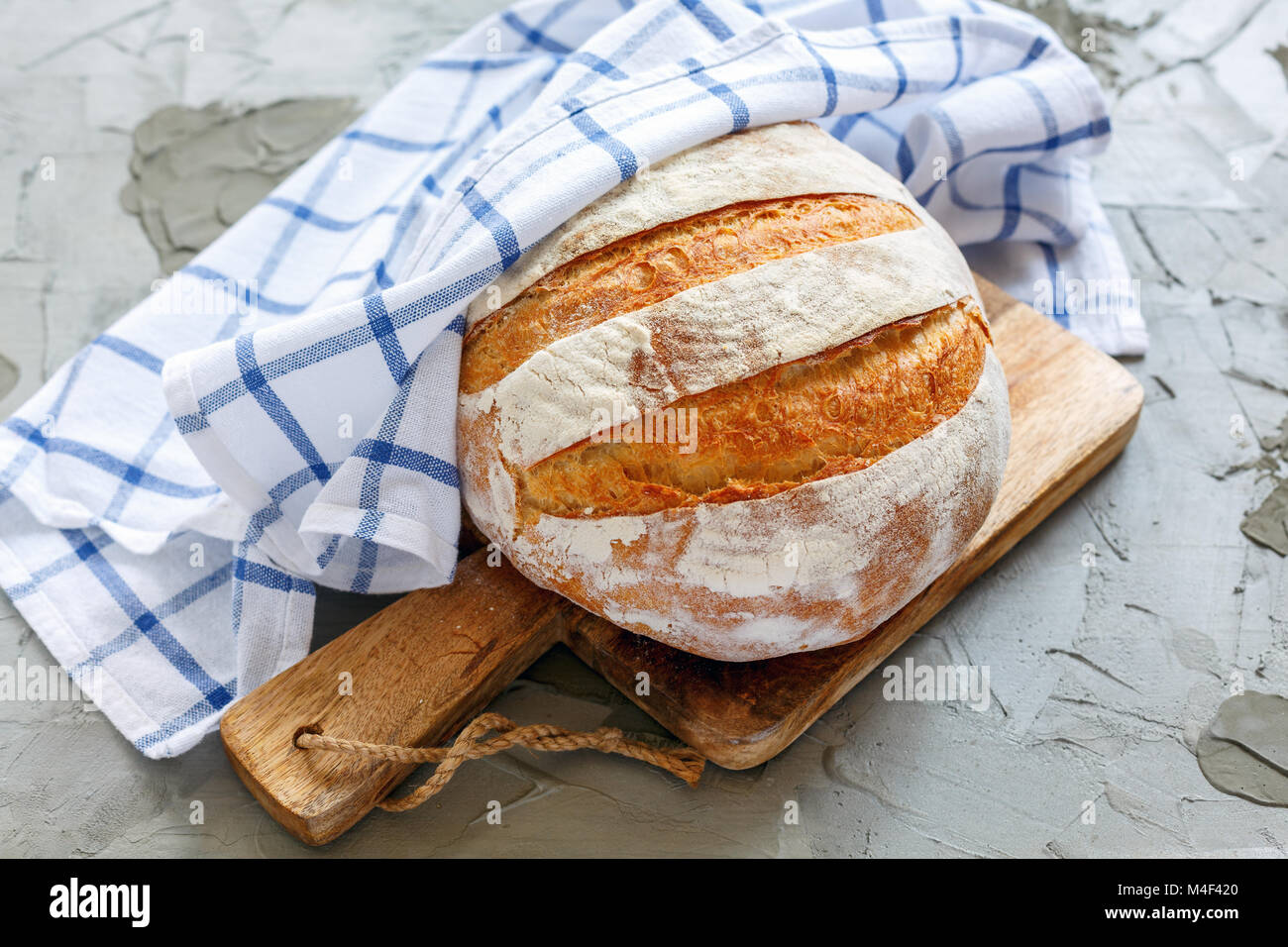 Wooden bread board hi-res stock photography and images - Alamy