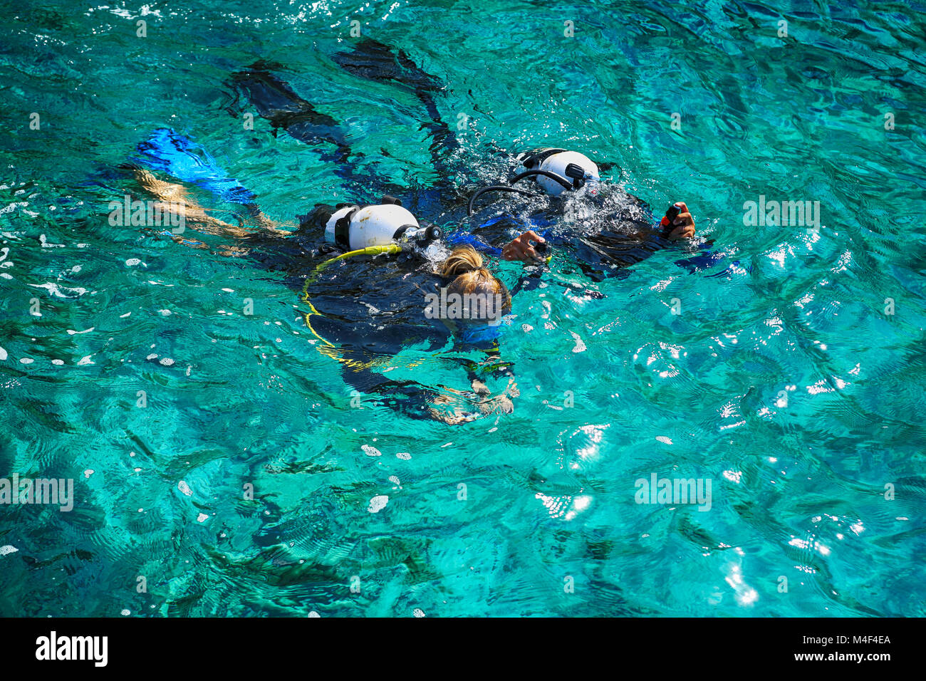 Girls diving hi-res stock photography and images - Alamy