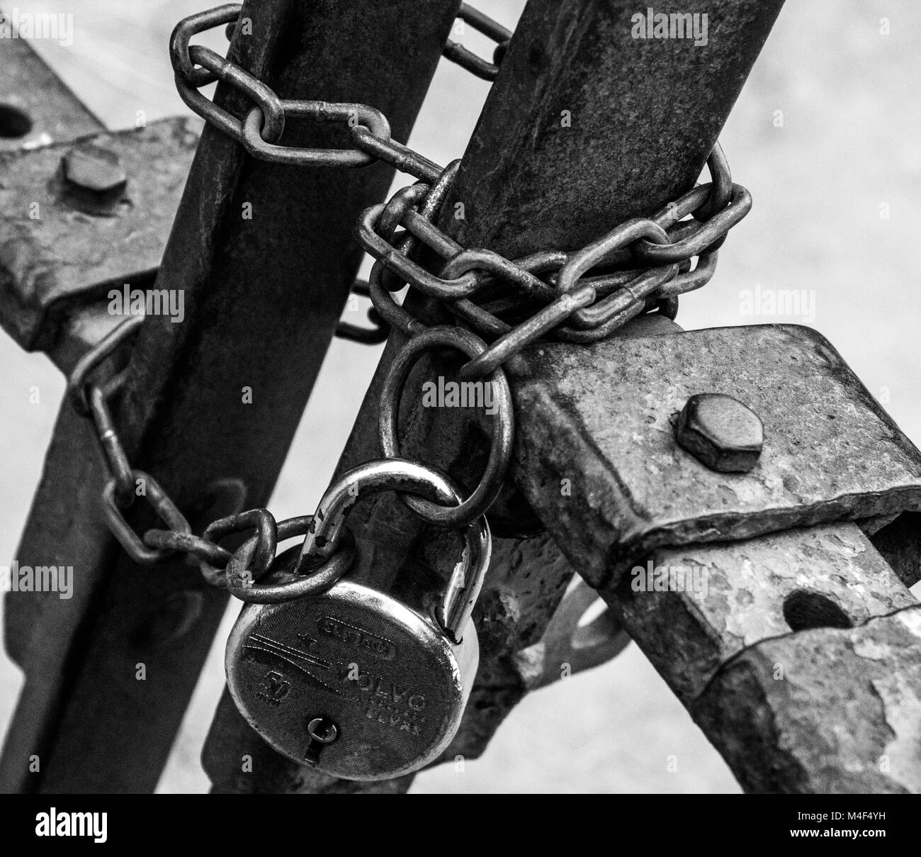 lock and chain Stock Photo - Alamy
