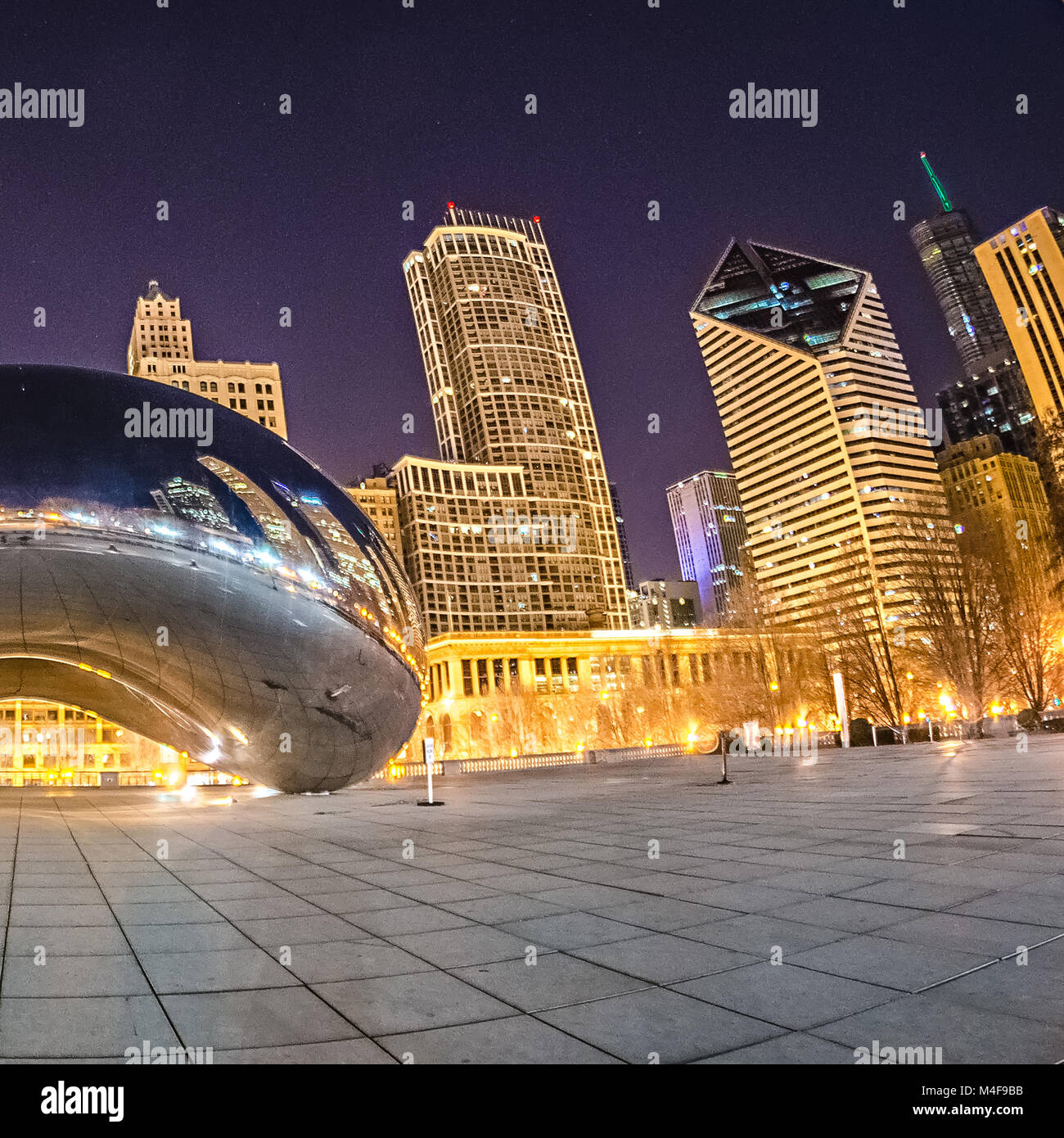 millenium park and cloud gate the bean downtown chicago Stock Photo - Alamy