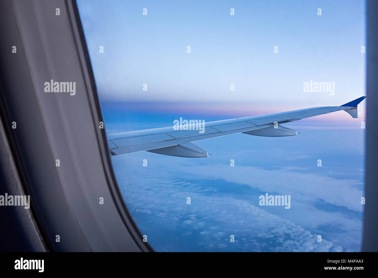 Looking out plane window hi-res stock photography and images - Alamy