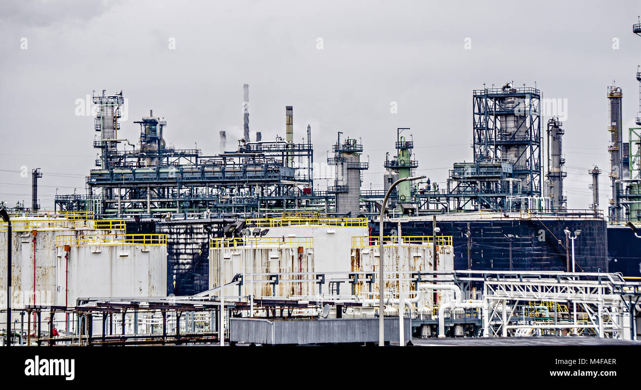 Petrol refinery chemical plant hi-res stock photography and images - Alamy