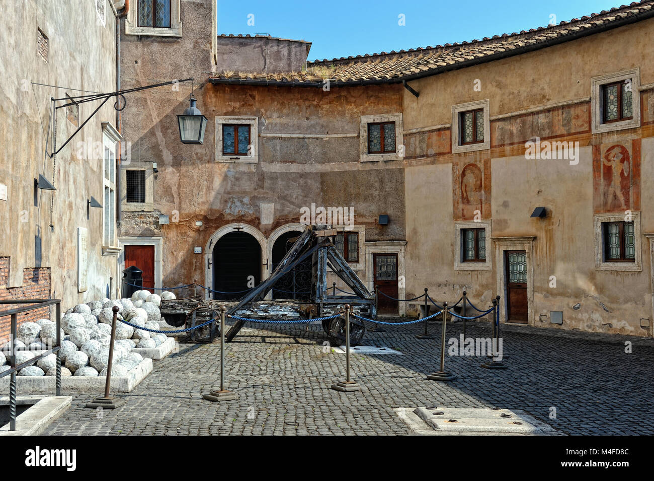Courtyard medieval italian castle hi-res stock photography and images ...
