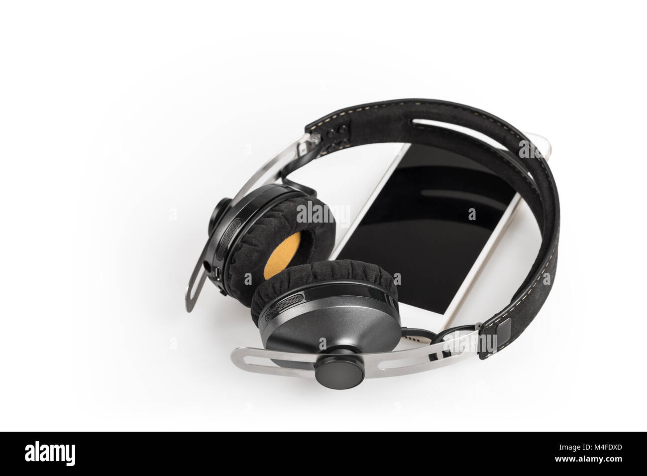 wireless headphones and a smartphone Stock Photo - Alamy