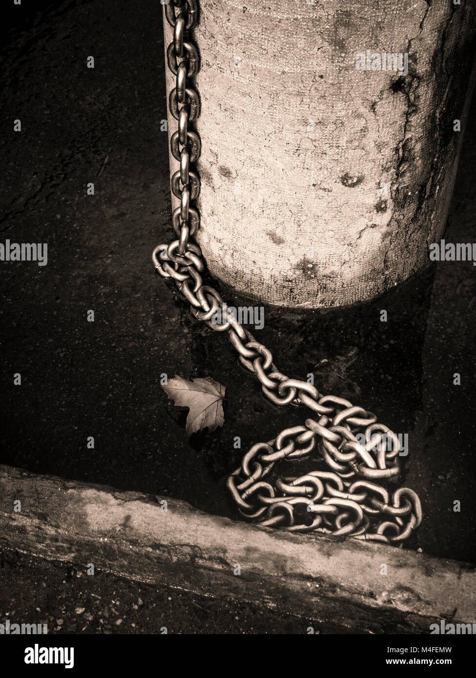 Pillar with chain hi-res stock photography and images - Alamy